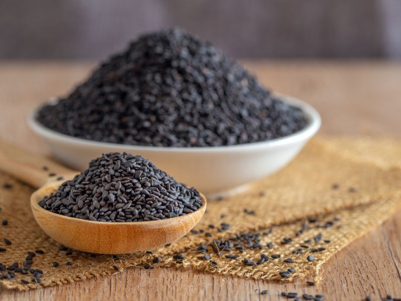 Mè đen bao nhiêu calo? So Sánh Mè Đen và Mè Trắng